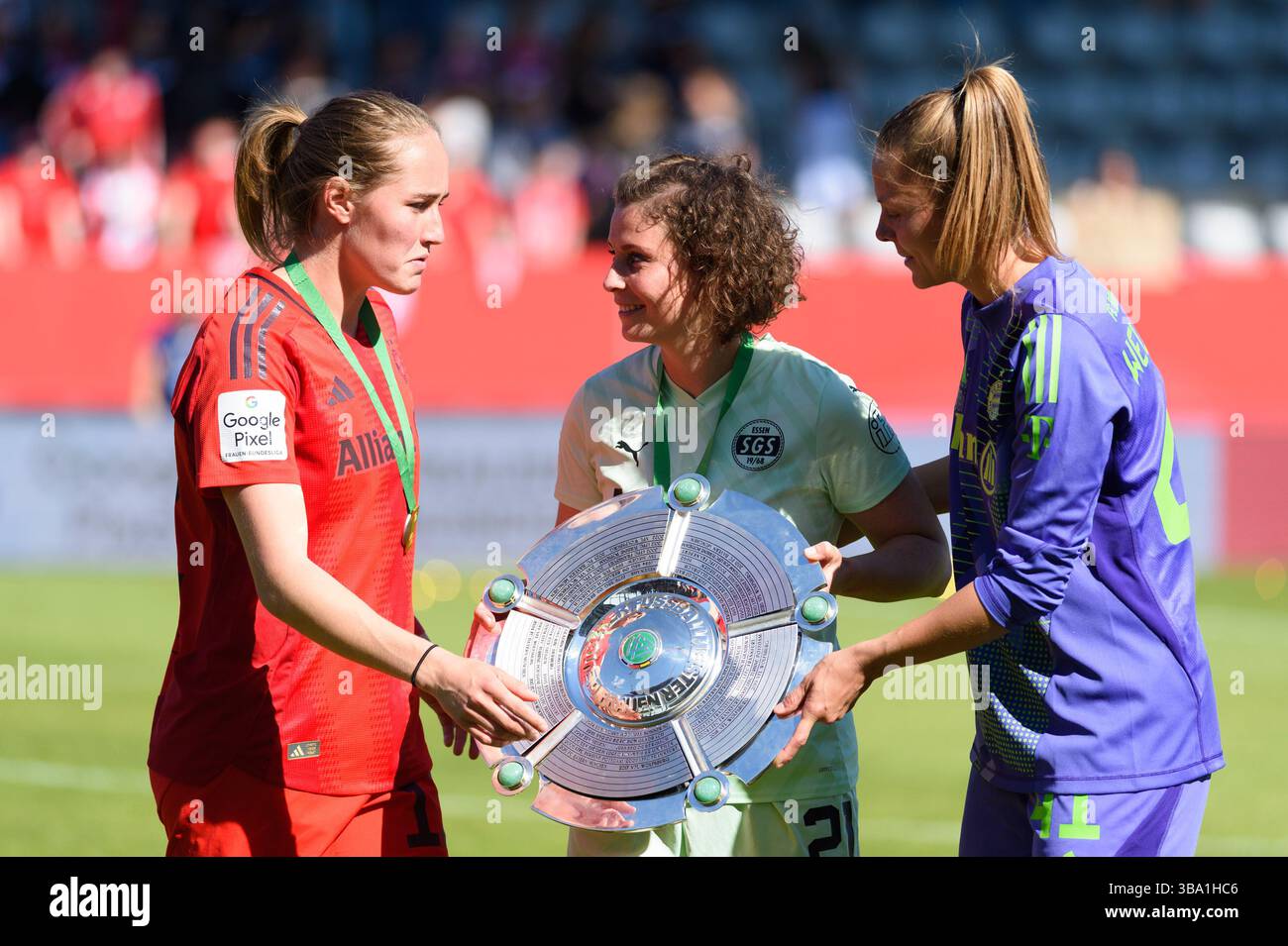 Munich, Germany. 11th May, 2025. Sydney Lohmann (12 FC Bayern Munich), Anja Pfluger (21 SGS ...