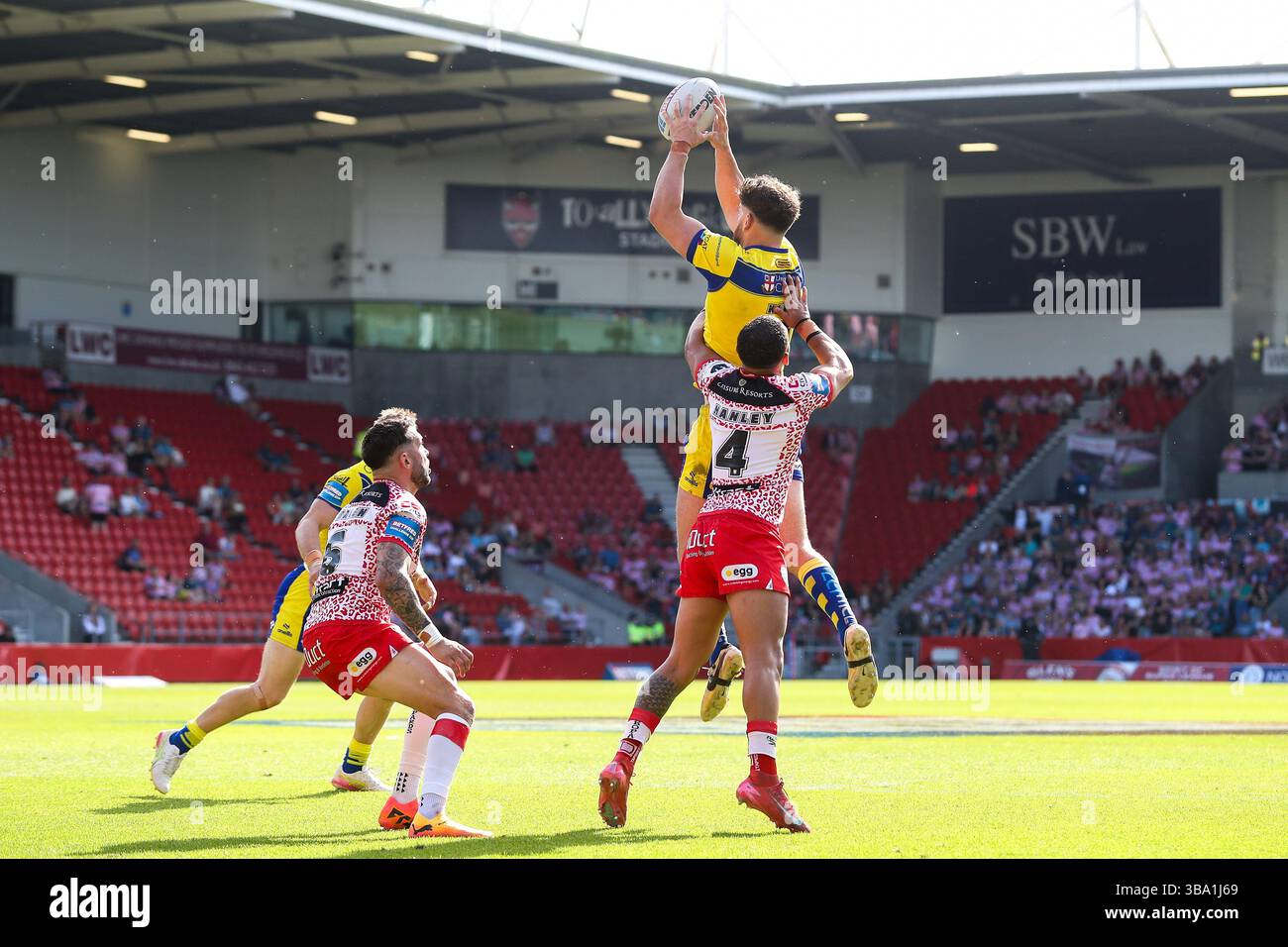 St Helens, UK. 11th May, 2025. Toby King of Warrington Wolves catches ...