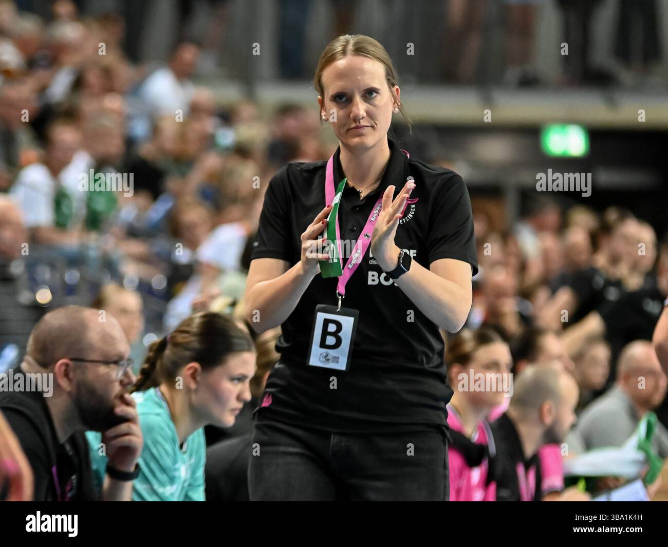 Miriam Hirsch (Chef-Trainerin, TuS Metzingen) GER, VfL Oldenburg vs ...