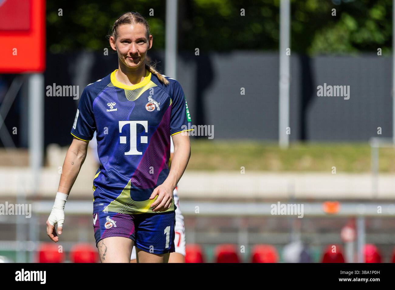 Jasmin Pal (1. FC K?ln, 1) wird offiziell verabschiedet. Google Pixel ...