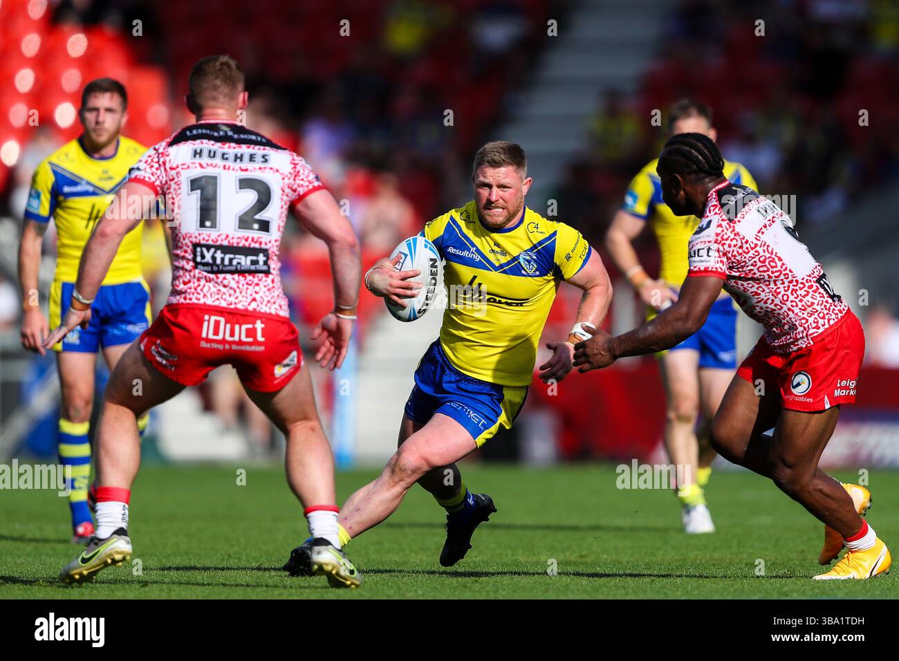 St Helens, UK. 11th May, 2025. Luke Yates of Warrington Wolves breaks ...