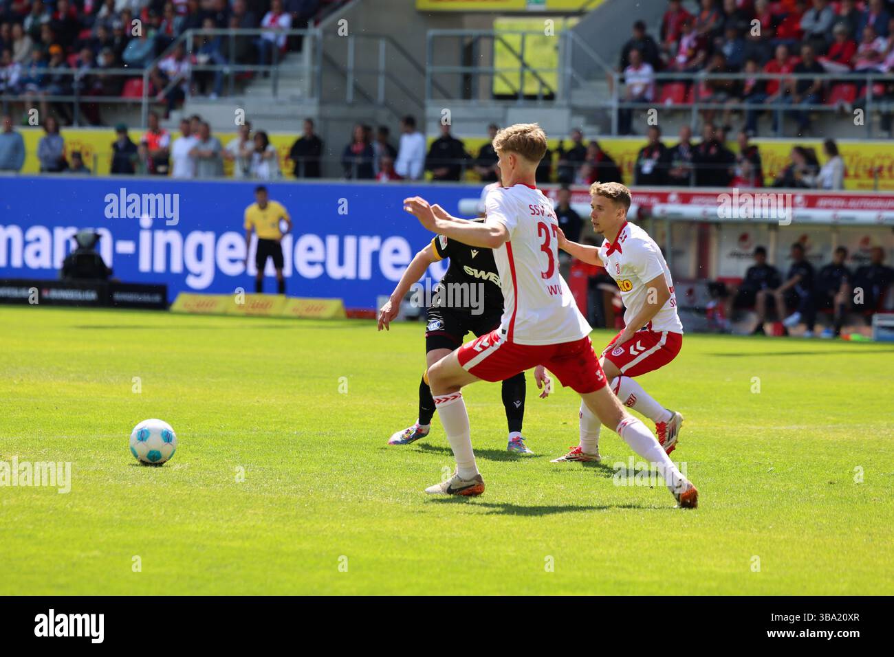 Kampf um den Ball, Marcel Franke (Karlsruher SC, 28), Leopold Wurm (SSV ...