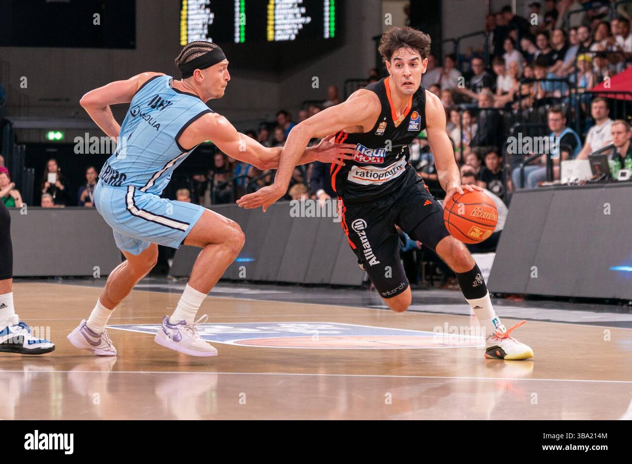 Hamburg, Deutschland. 11th May, 2025. Ben Saraf (Ratiopharm Ulm, #77) im Dribbling gegen Brae ...