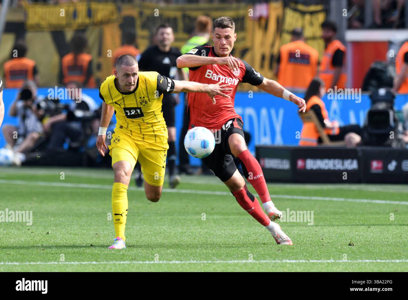 Leverkusen, Deutschland. 11th May, 2025. Waldemar Anton ( Borussia Dortmund ) im Zweikampf mit ...