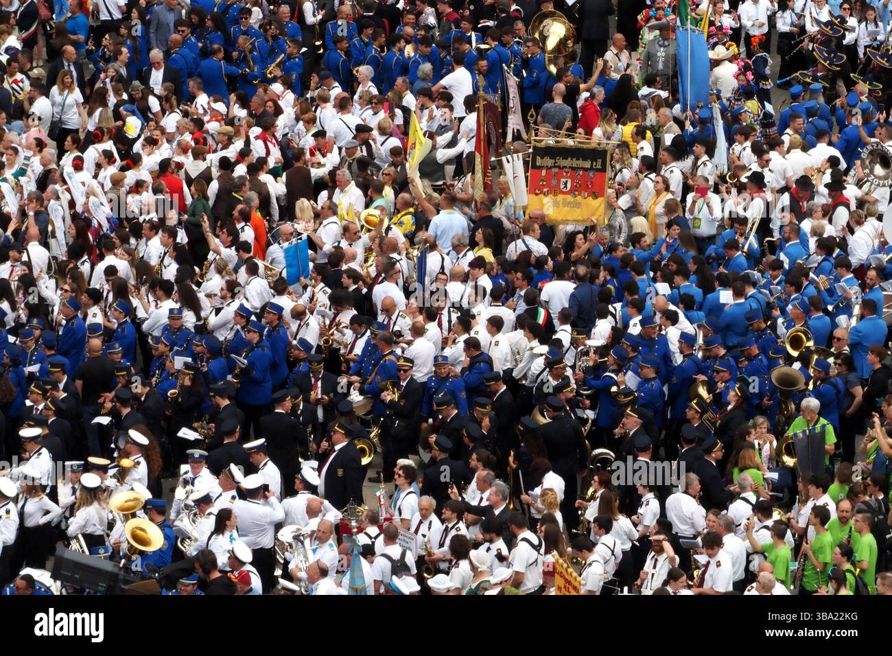 Caserta, Italy. 11th May, 2025. Faithful await the arrival of the new ...