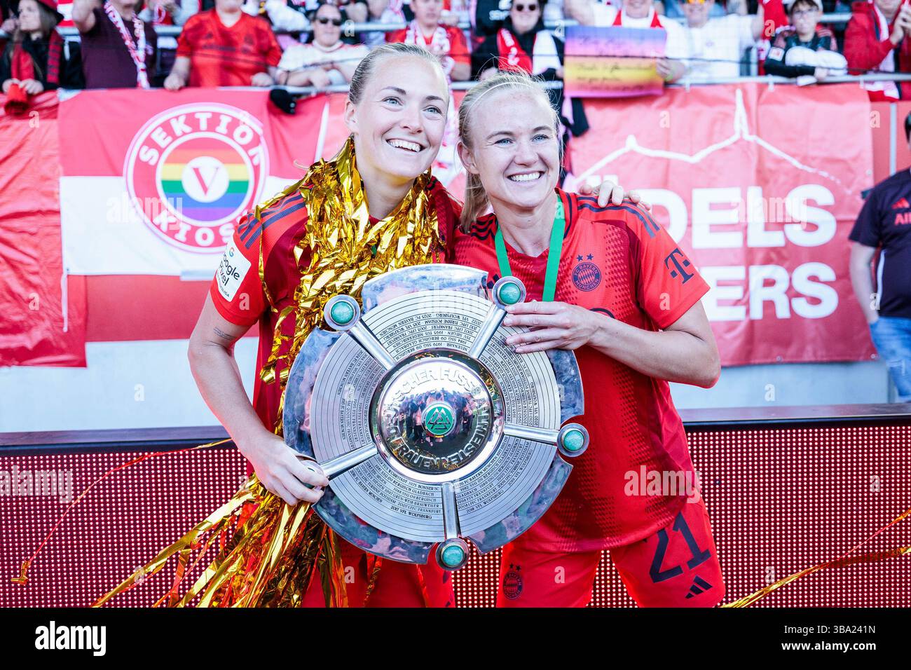 Magdalena Eriksson (FC Bayern M?nchen, 5), Pernille Harder (FC Bayern M ...