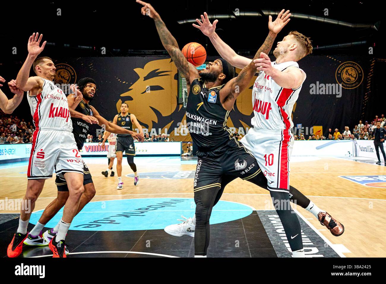 Braunschweig, Deutschland. 11th May, 2025. Fabian Bleck (Nr. 10 Fit One ...