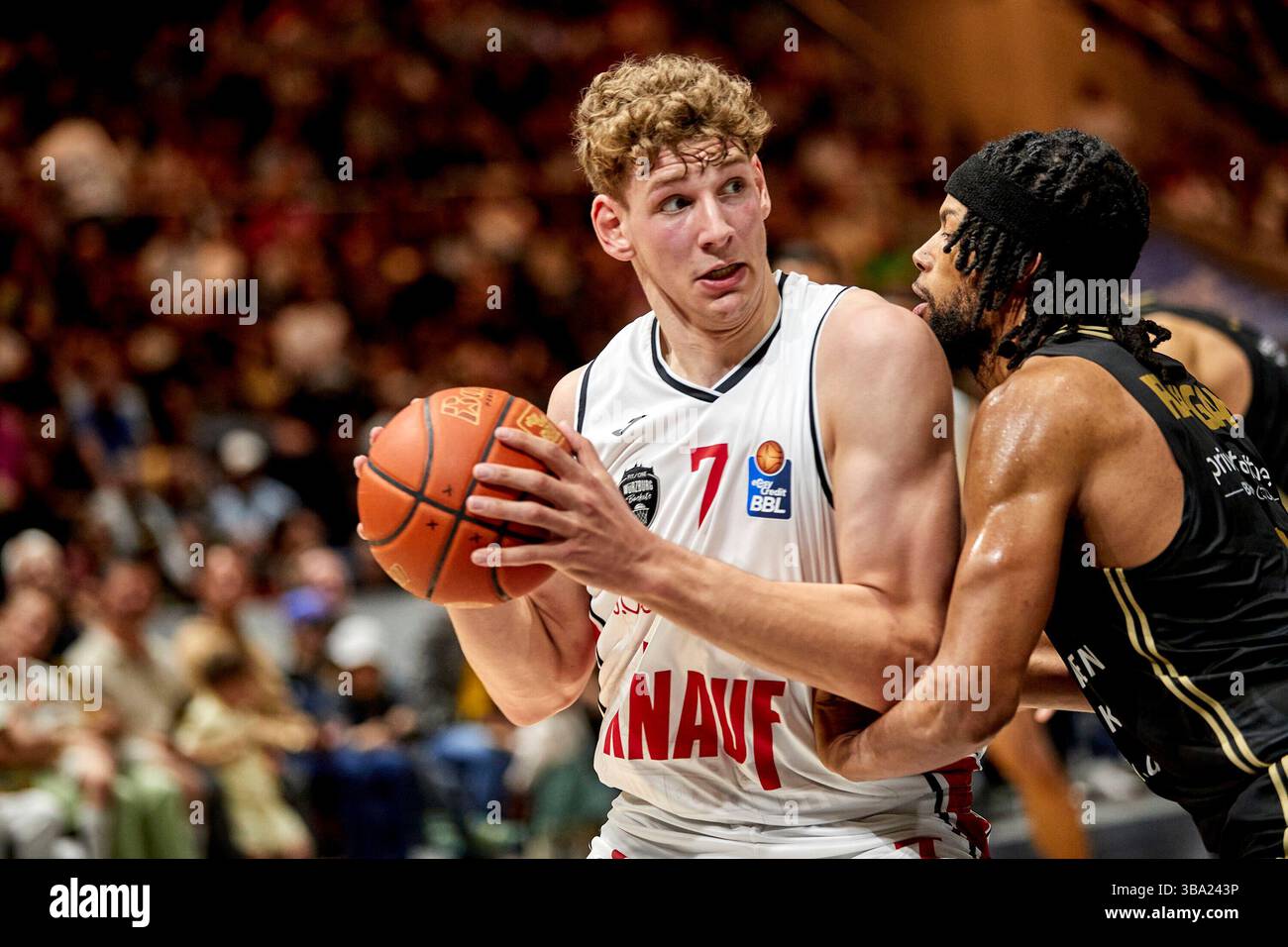 Braunschweig, Deutschland. 11th May, 2025. Hannes Steinbach (Nr. 7 Fit ...