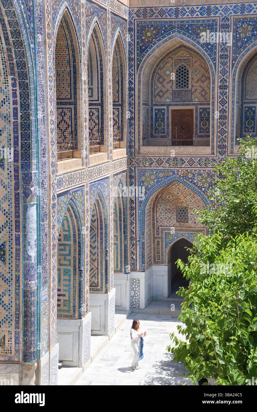 Open arches galleries hi-res stock photography and images - Alamy