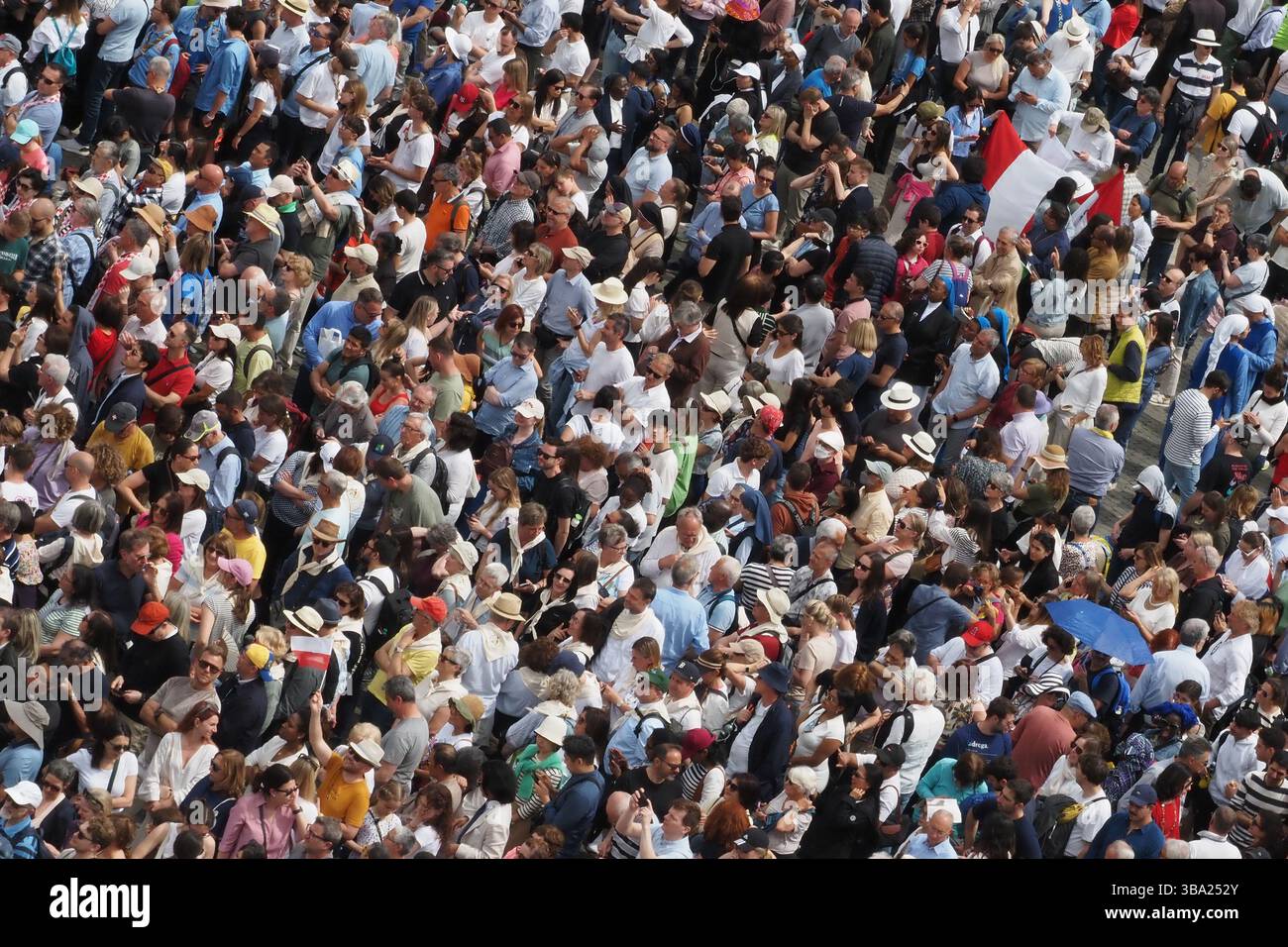 Faithful await the arrival of the new Pope in St. Peter's Square ...