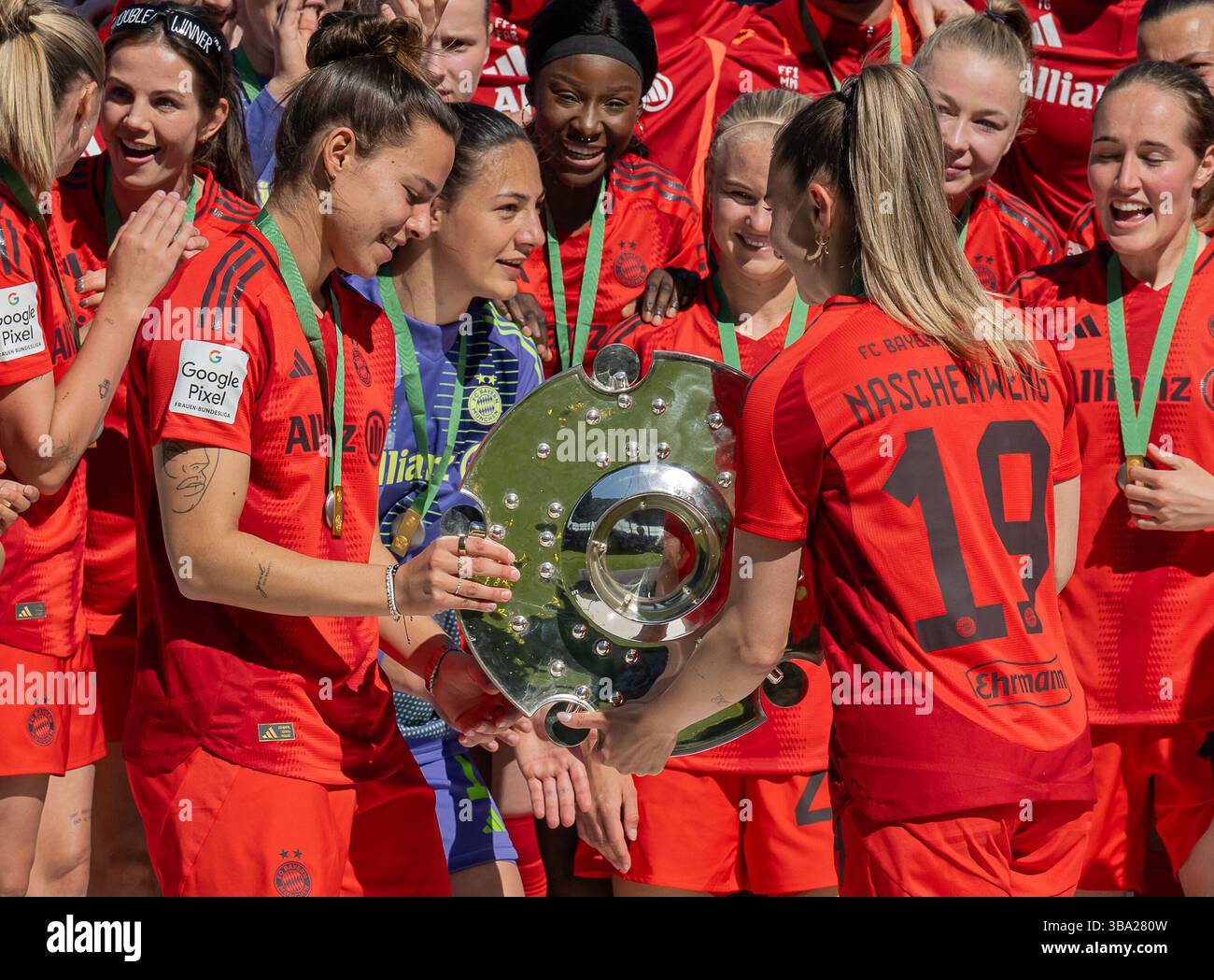 Die Muenchnerinnen feiern die Meisterschaft, Lena Oberdorf (FC Bayern ...