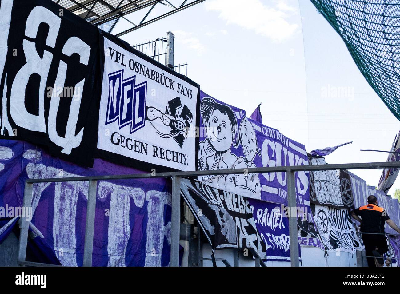 Banner h?ngt auf dem Zaun, Fans von VFL Osnabr?ck. ?VFL Fans gegen Rechts? steht auf dem Banner ...