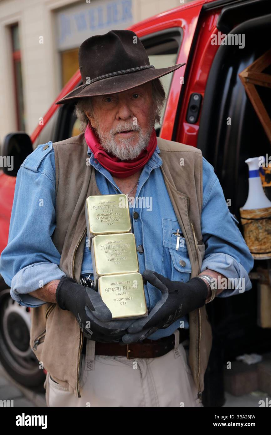Der Künstler Gunter Demnig während der Verlegung der Stolpersteine für ...