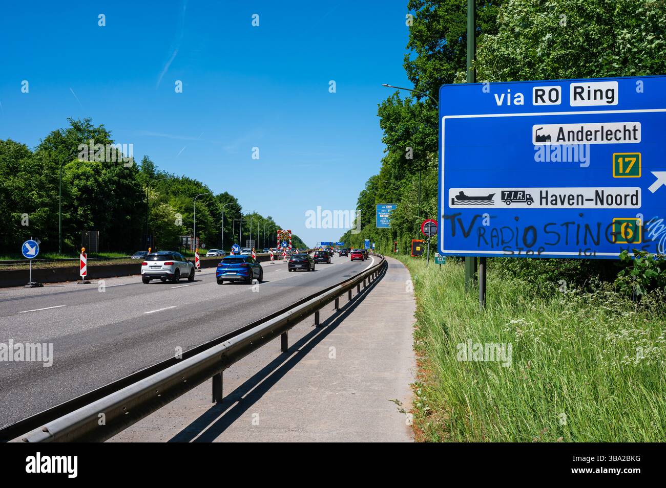 Blue Belgian road signsto the industrial zone and port via the R 0 Ring ...