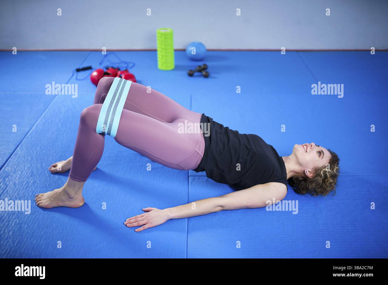 Fitness resistance band loop around thighs, booty band circle hip bands ...