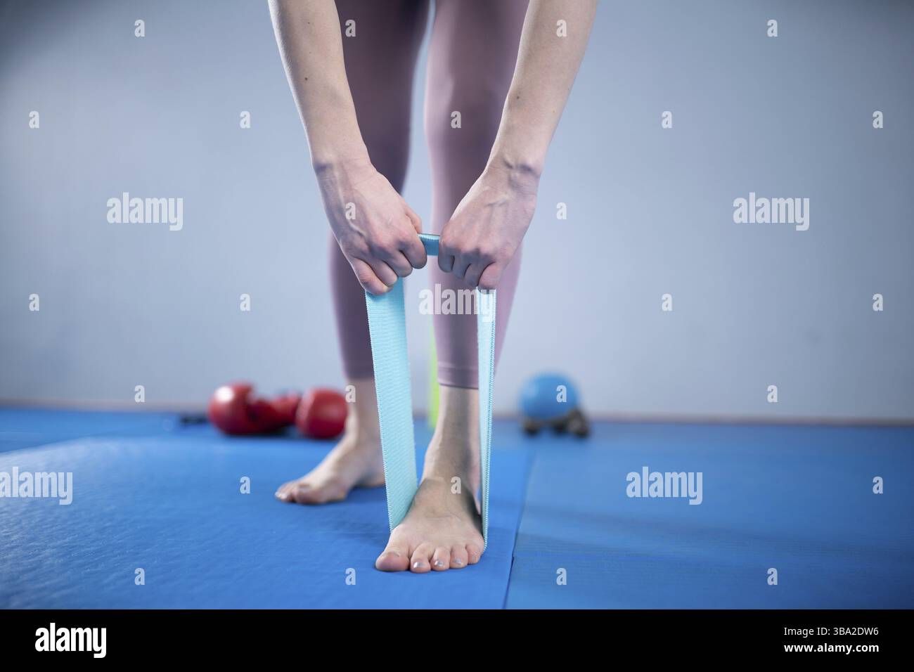 Fitness resistance band loop around thighs, booty band circle hip bands ...