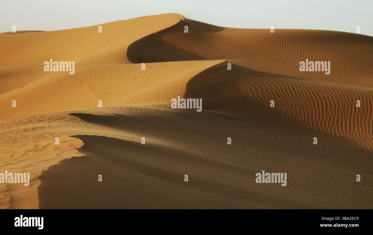 Sand blowing over sand dunes in wind Stock Photo - Alamy
