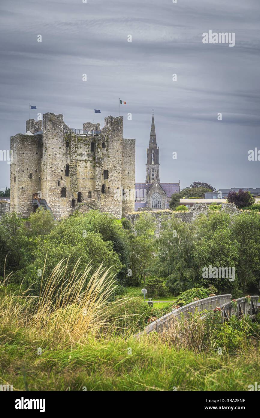 Old ruined trim castle hi-res stock photography and images - Alamy