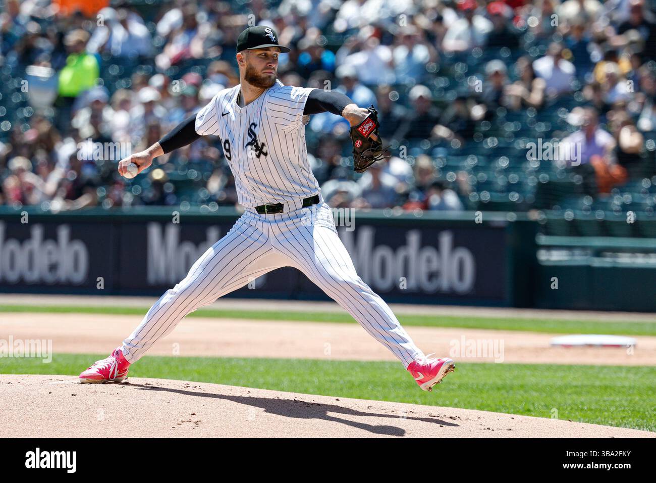 Chicago White Sox starting pitcher Sean Burke delivers a pitch against ...