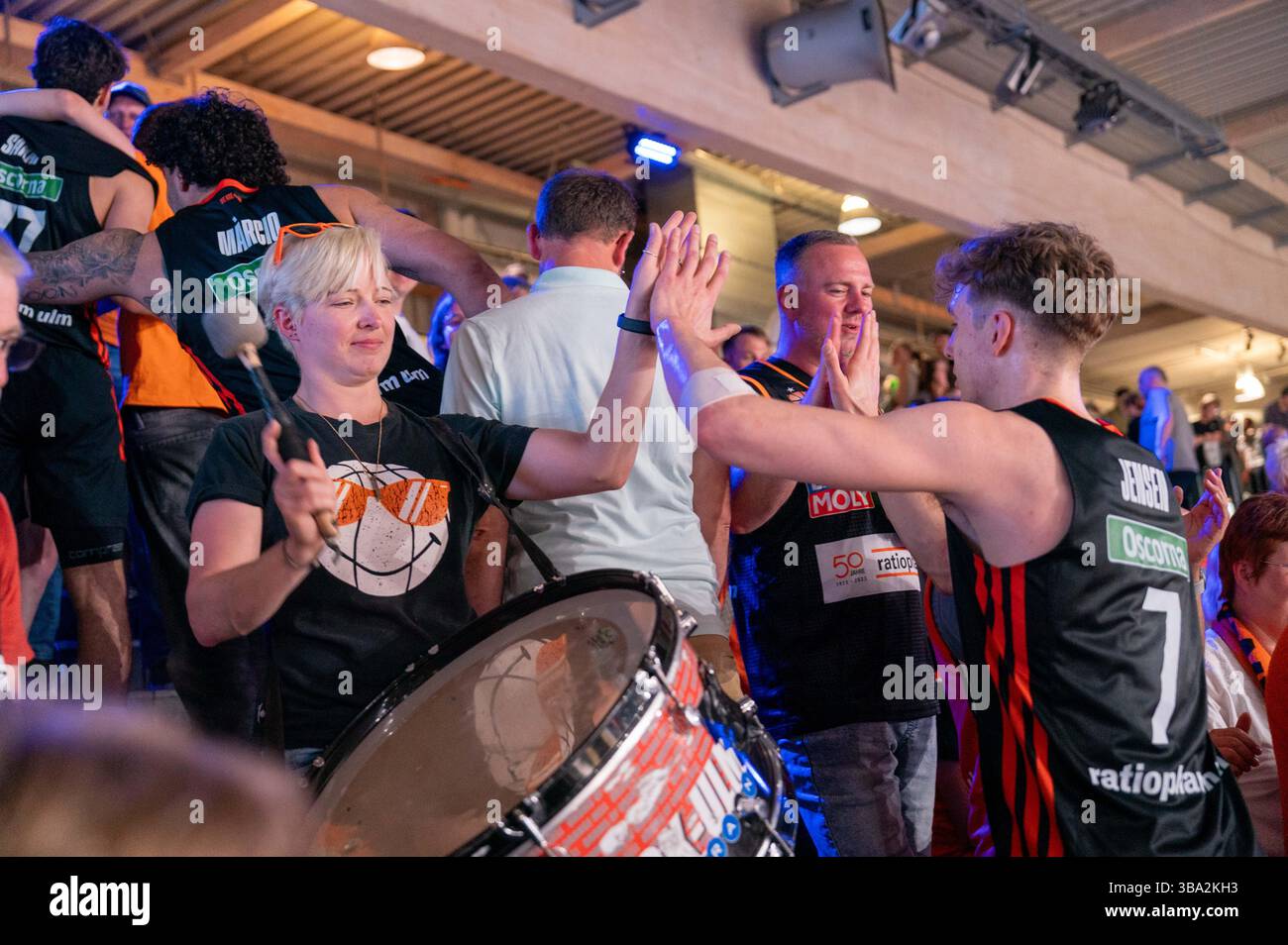 Hamburg, Deutschland. 11th May, 2025. Ratiopharm Ulm jubelt/Jubel nach Sieg/Spielende mit den ...