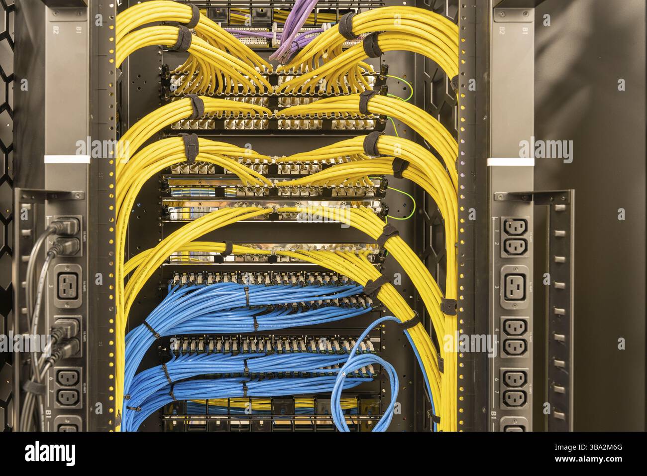 Data centre hubs hi-res stock photography and images - Alamy