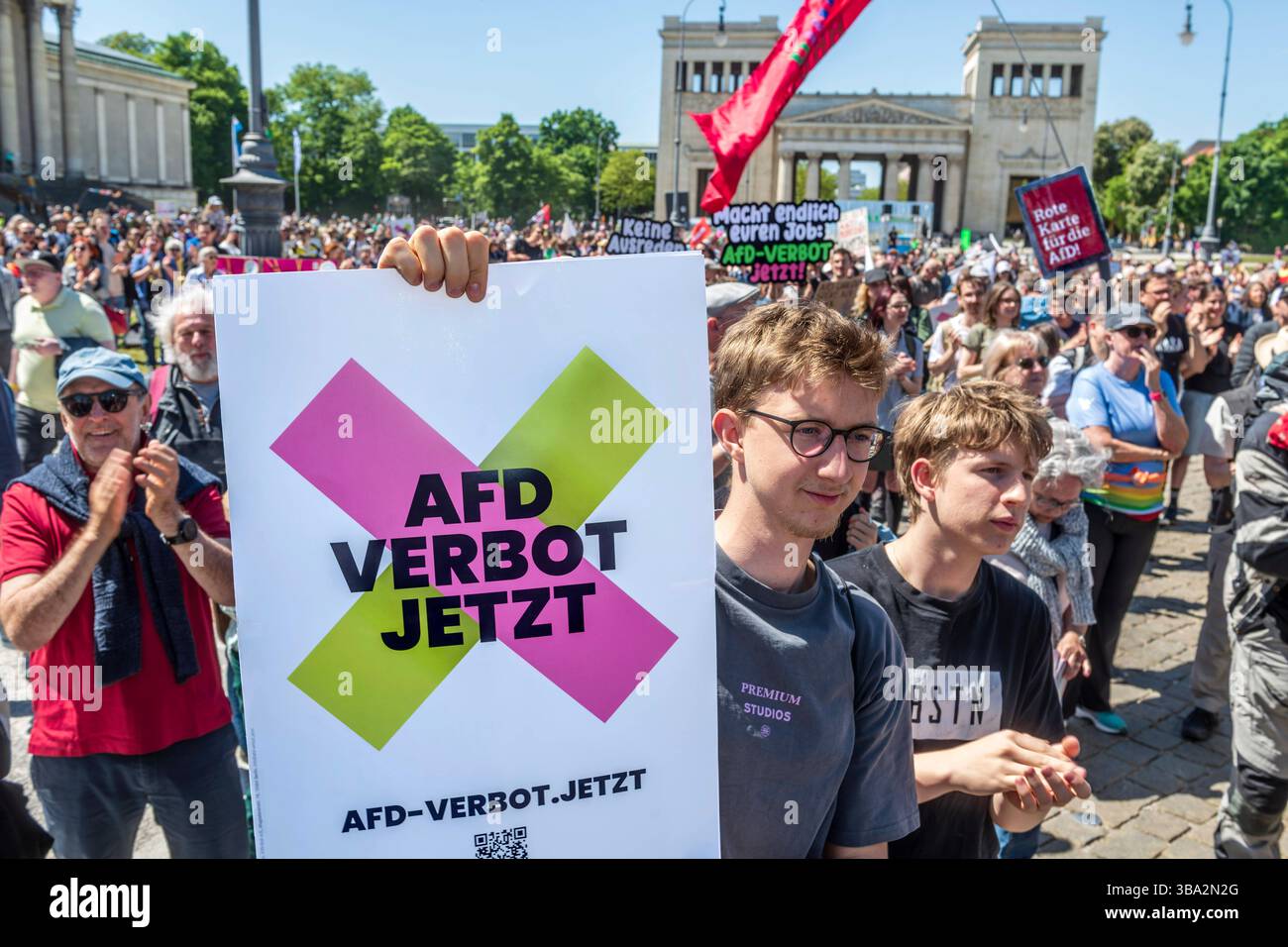 AfD-Verbot jetzt Demo gegen Rechtsextremismus, München, Königsplatz, 11 ...