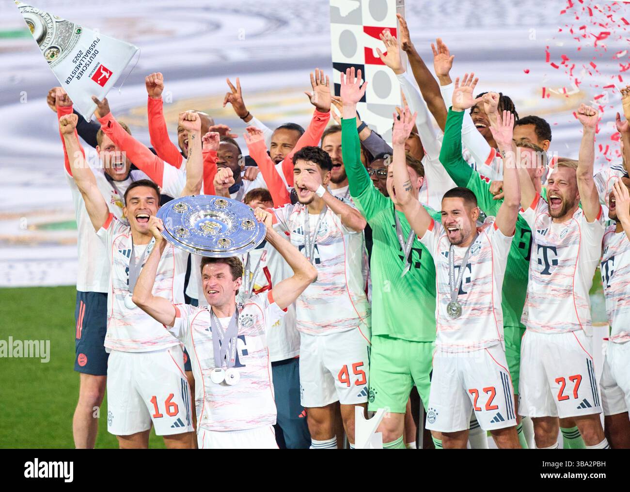 Thomas Mueller, Mueller, FCB 25 celebrate with and teammates after the ...