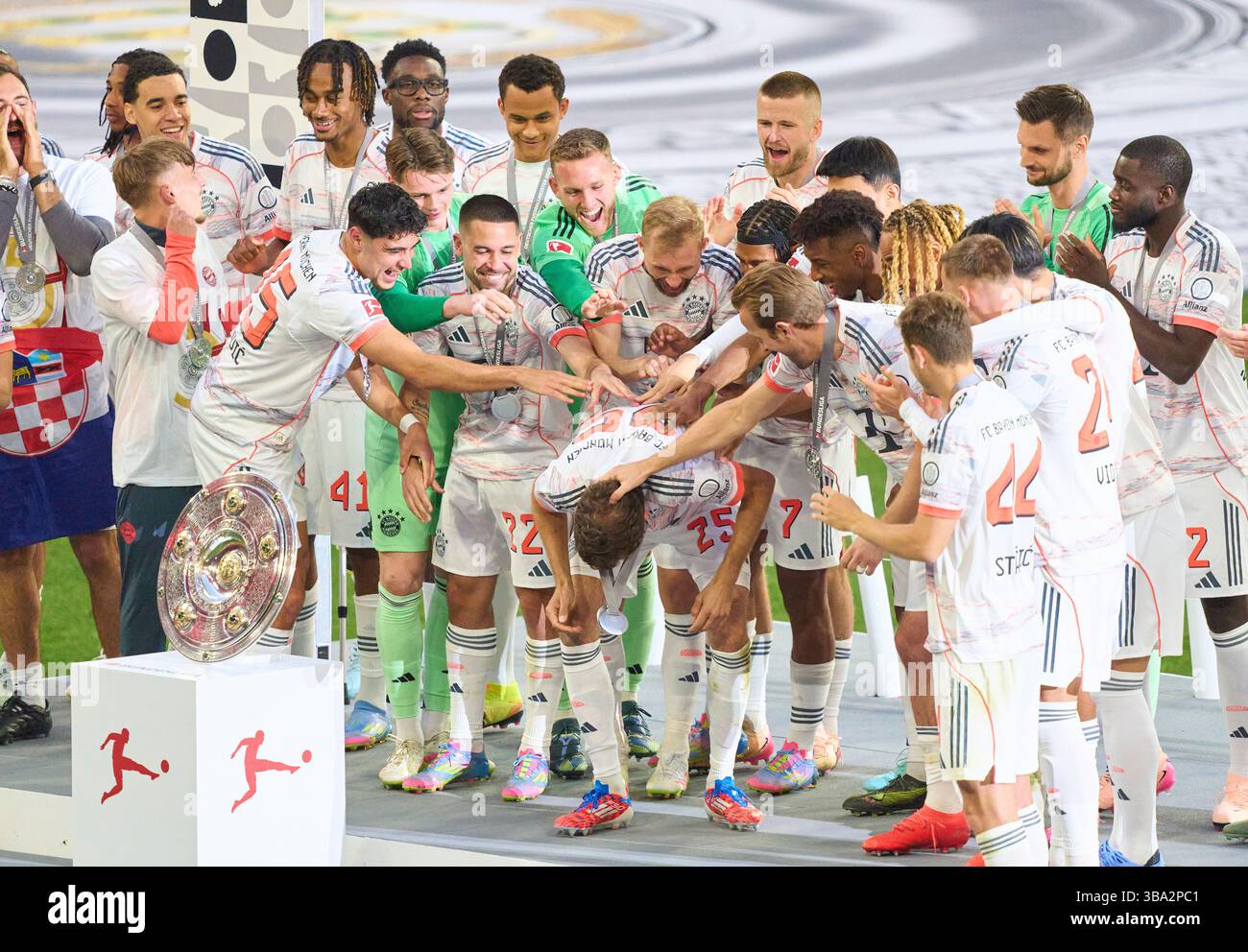 Thomas Mueller, Mueller, FCB 25 celebrate with teammates after the ...