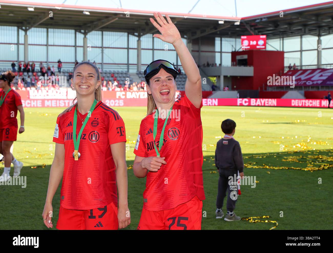 Hier katharina naschenweng fc bayern munchen li mit sarah hi-res stock ...