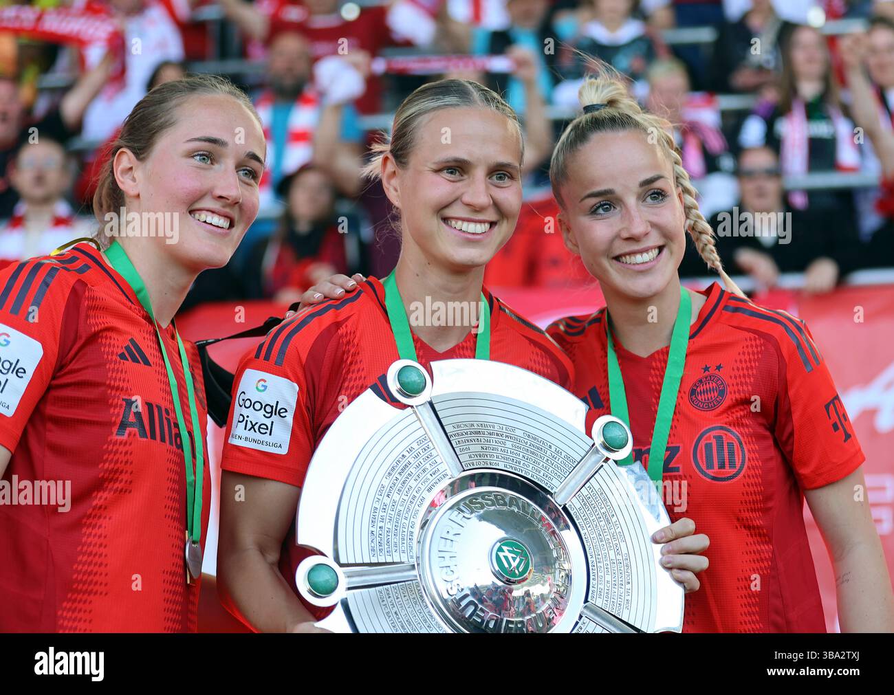 Hier sydney lohmann fc bayern munchen mit klara buhl hi-res stock photography and images - Alamy