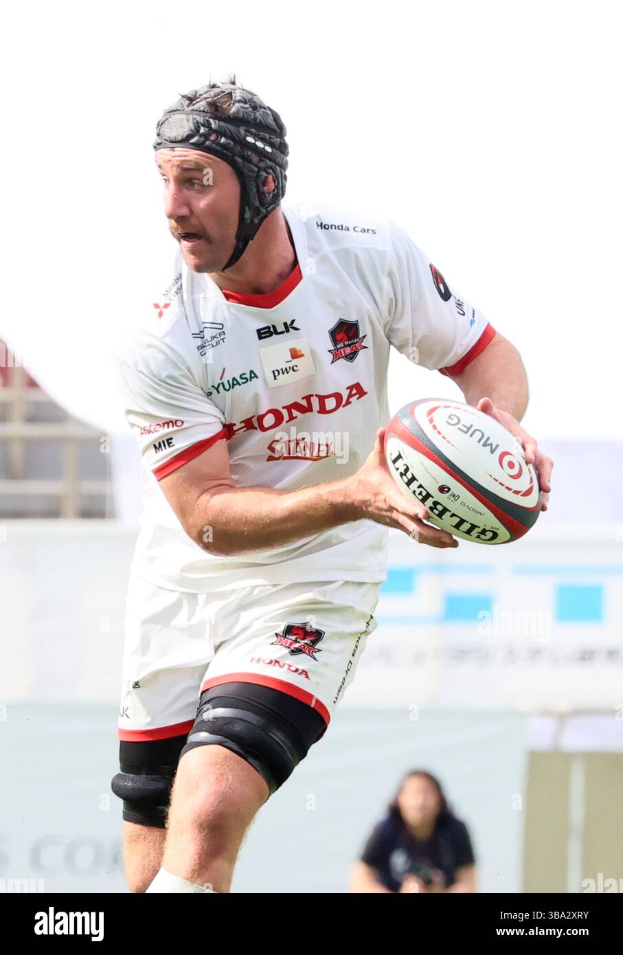 Tokyo, Japan. 11th May, 2025. Mie Honda Heat lock Mark Abbott passes ...