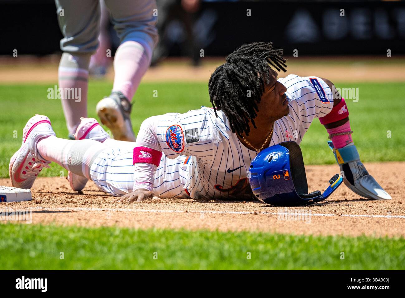 New York Mets' Luisangel Acuña is picked off at first base by Chicago ...