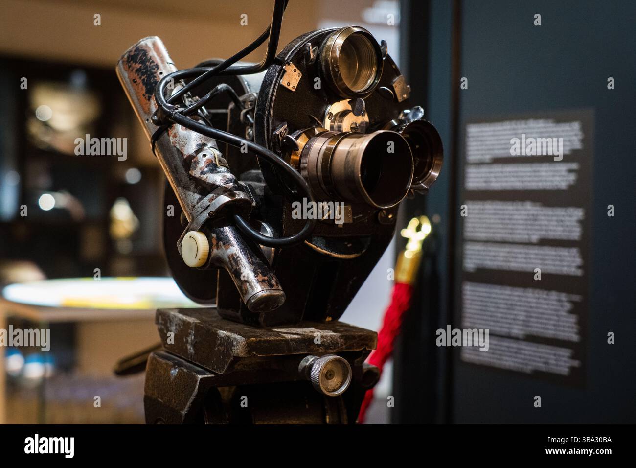 Old cinematography camera hi-res stock photography and images - Alamy