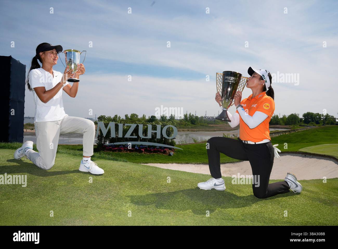 Jeeno Thitikul, of Thailand, right, and top amateur Aphrodite Deng, hold their trophies after ...