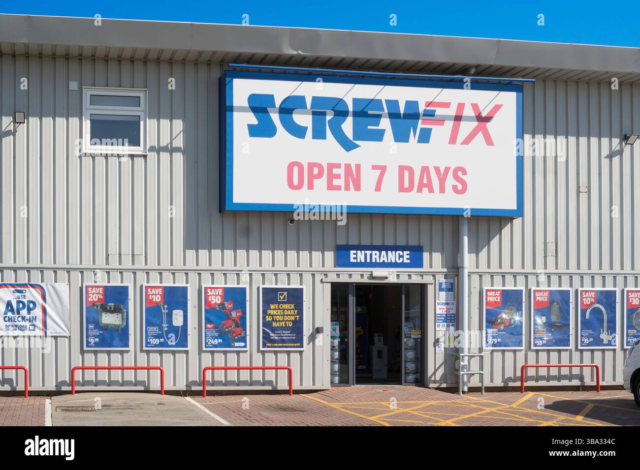 Exterior view of Screwfix store in Washington, England, UK Stock Photo ...