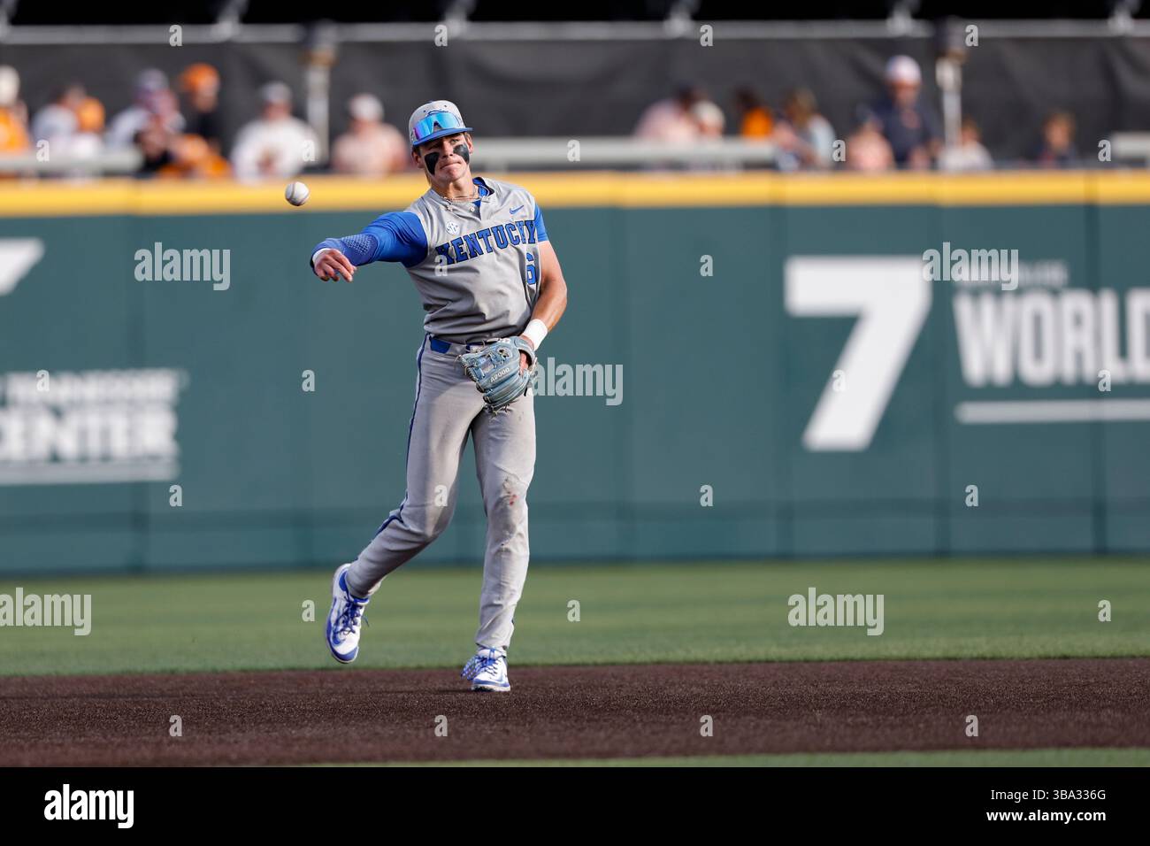 Kentucky Wildcats shortstop Tyler Bell (6) on defense against the ...