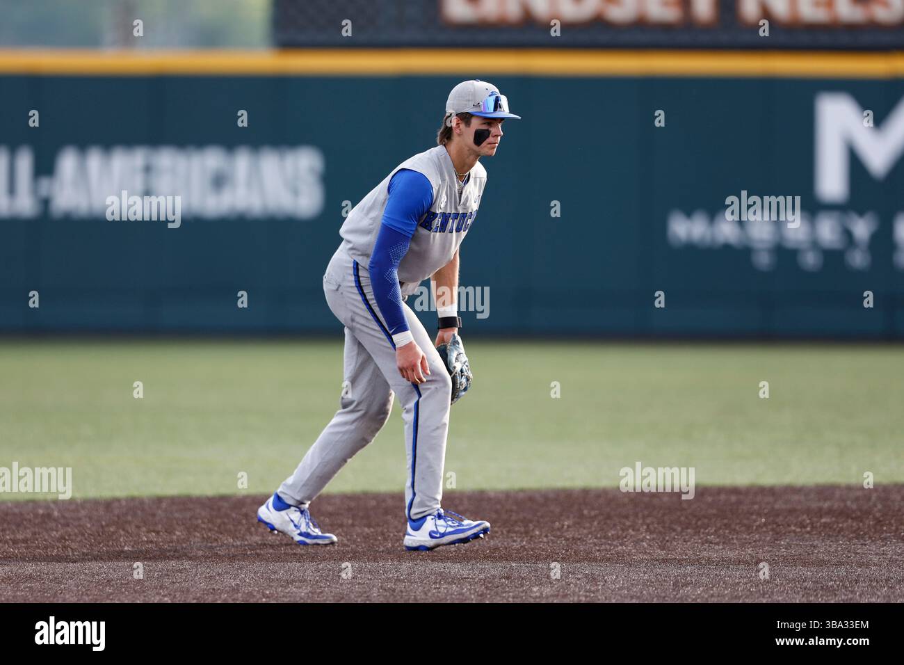 Kentucky Wildcats shortstop Tyler Bell (6) on defense against the ...