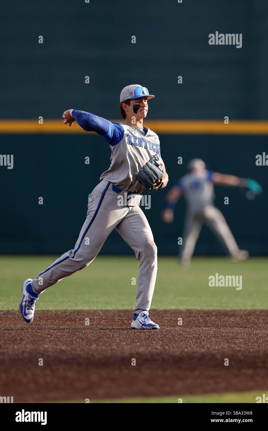 Kentucky Wildcats shortstop Tyler Bell (6) on defense against the ...