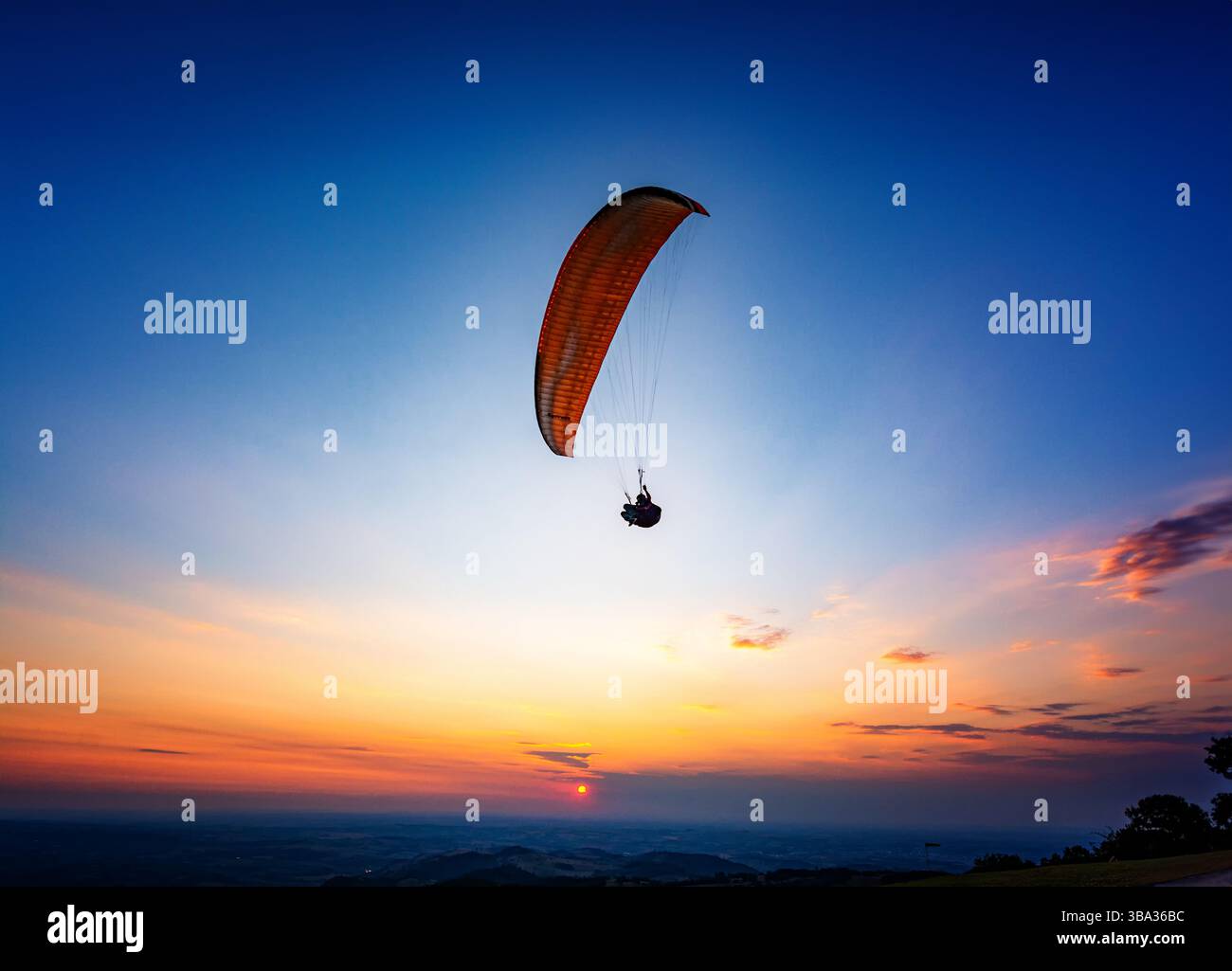 Paraglidelife hi-res stock photography and images - Alamy