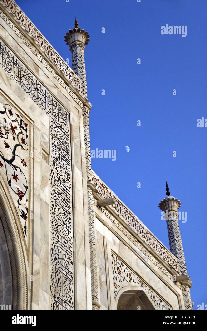 Arabic calligraphy in Pietra Dura (marble inlay) on gateway of the Taj ...