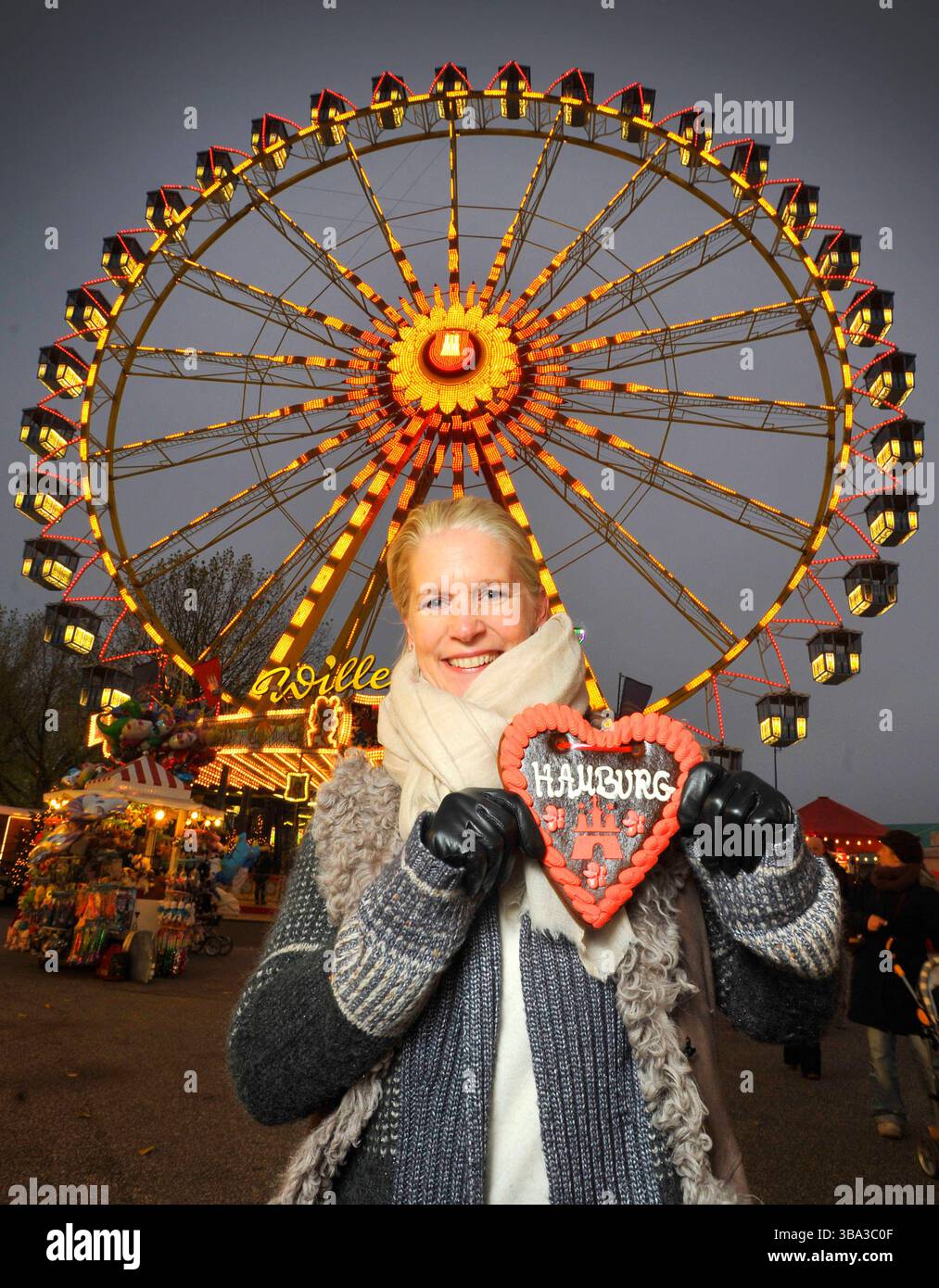 HAMBURG, 16.11.2012 : Cornelia Poletto liest auf dem Dom Kindern vor ...
