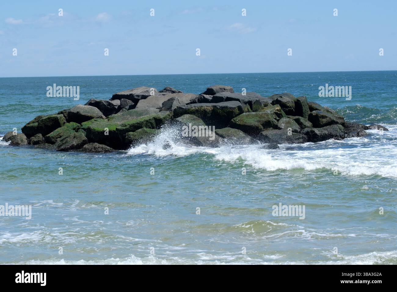 Breaking against rocks hi-res stock photography and images - Alamy