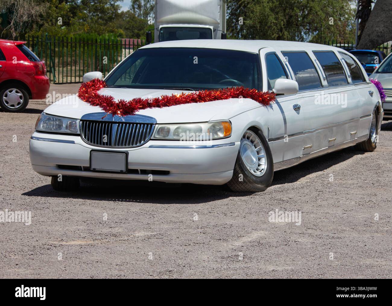 wedding mishap, limousine with a broken wheel, accident Stock Photo - Alamy