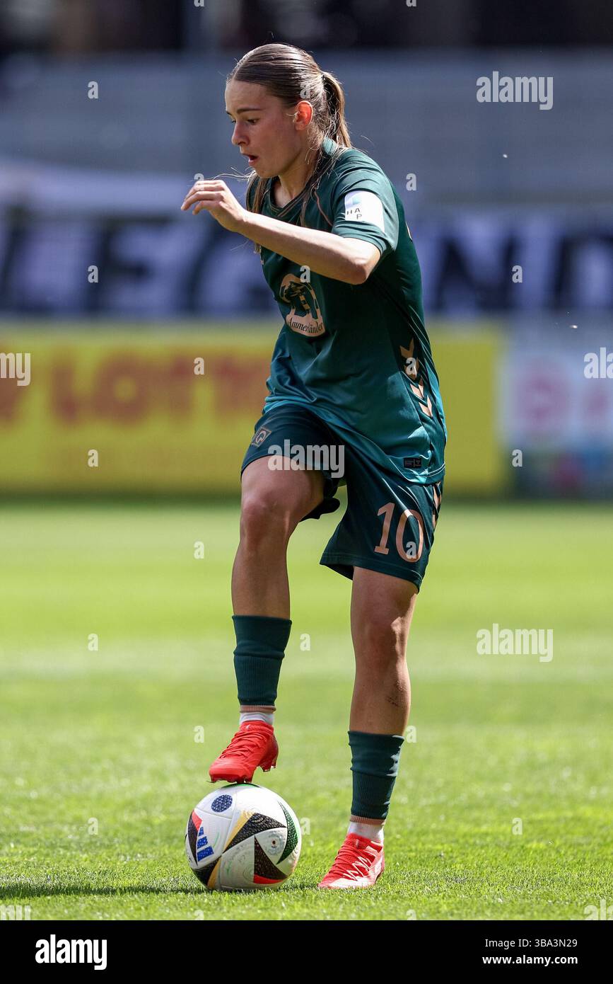 Freiburg, Deutschland. 11th May, 2025. Tuana Mahmoud (SV Werder Bremen ...