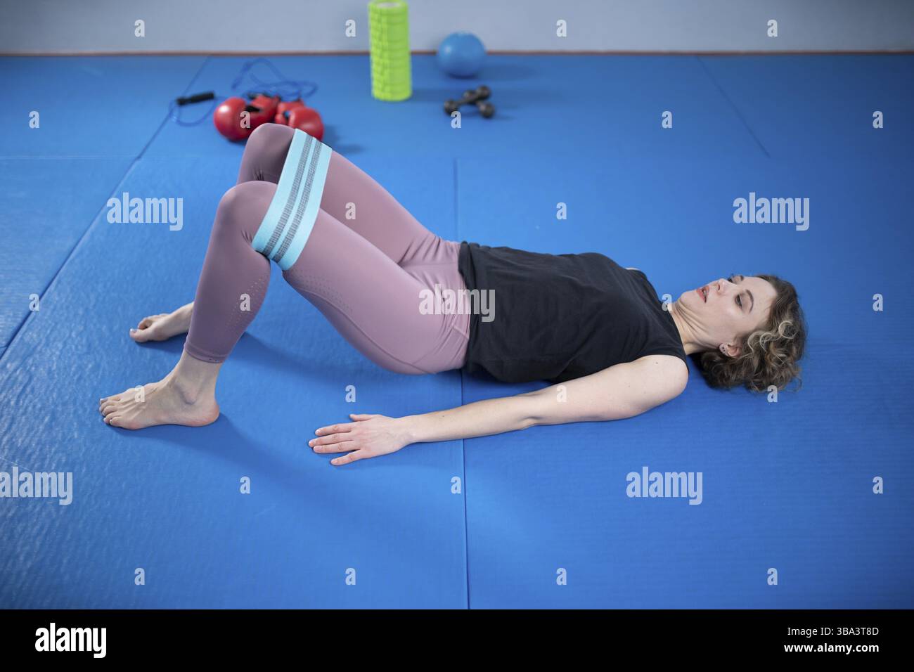 Fitness resistance band loop around thighs, booty band circle hip bands ...