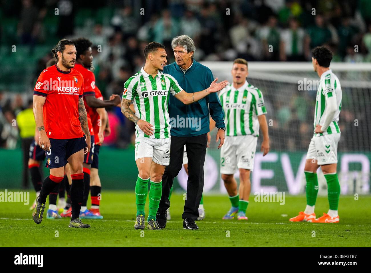 Manuel Pellegrini, head coach of Real Betis, and Antony Matheus dos ...