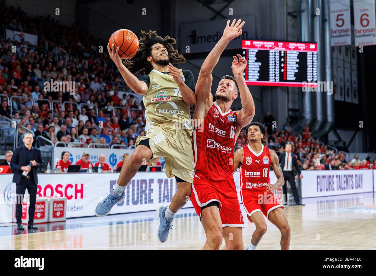 Bamberg, Deutschland. 11th May, 2025. Tyger Campbell (Rasta Vechta, #10 ...