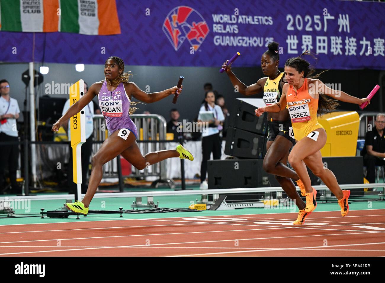 (250512) -- GUANGZHOU, May 11, 2025 (Xinhua) -- Success Eduan (L) of team Britain crosses the ...
