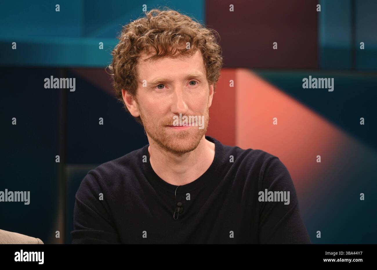 Moderator Louis Klamroth in der ARD Talkshow Hart aber Fair ...