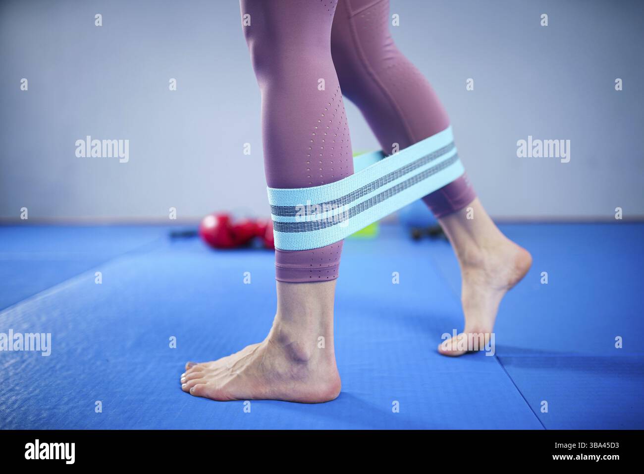 Fitness resistance band loop around thighs, booty band circle hip bands ...